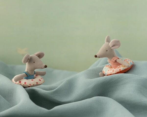 Maileg Beach Mouse with Float Little Sister Multi Dot - Grasonderjevoeten.nl